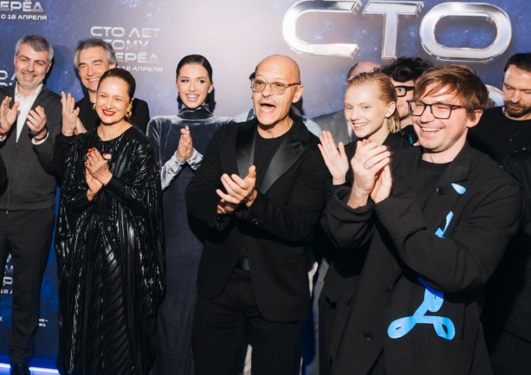 Made in Russia: Александр Петров в костюме Dmitry Loginov на премьере фильма «Сто лет тому ...